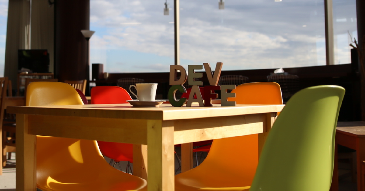 インフォシティグループ主催のオープンスペース『Devcafe』｜5G活用技術開発/DX/スマートシティ構想関連事業、スタートアップ支援事業、セミナー・イベント・ハッカソンの企画・運営